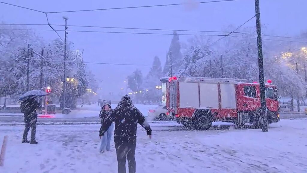 Heavy snow in Athens Greece | Monastiraki to Syntagma Square - LADMob